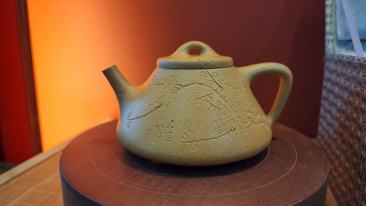 Shi Piao, ZiYe ShiPiao 子冶石瓢, Duan Ni 段泥, Highlight is the Engraving by ...